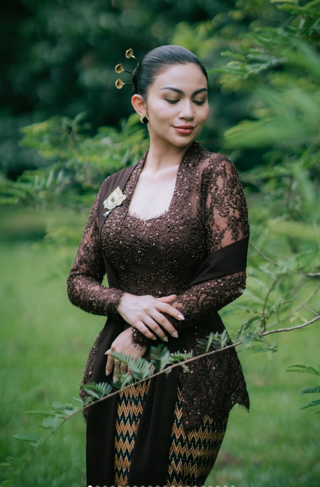 Pesona Ariel Tatum Padukan Kebaya Kutu Baru dan Kain dari Tahun 1965