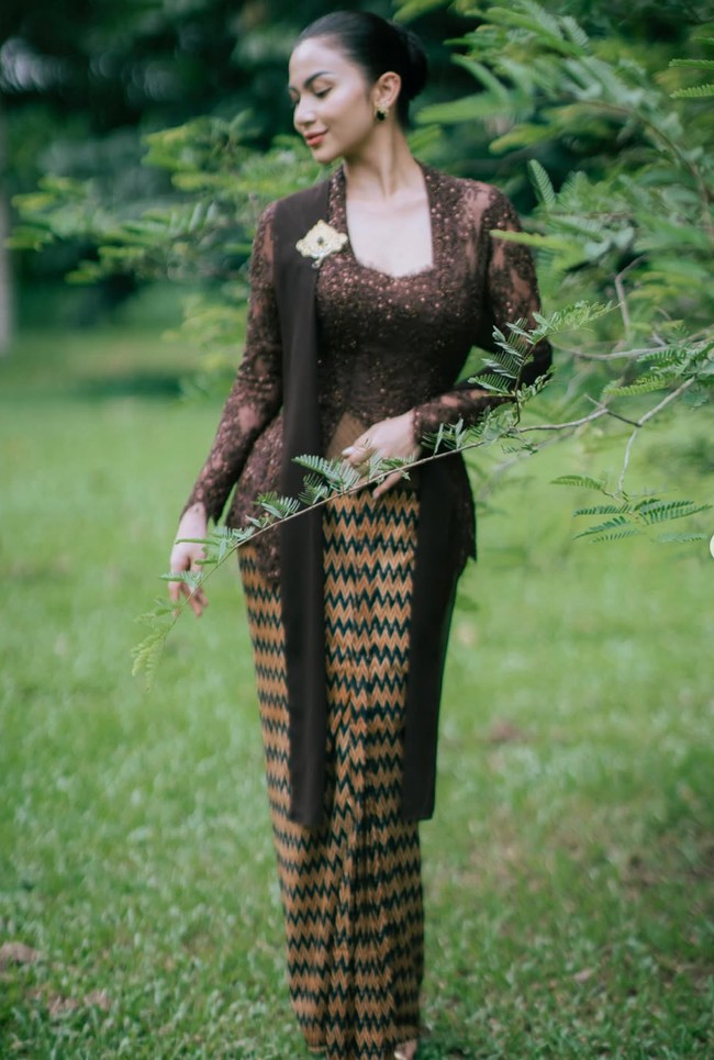 Pesona Ariel Tatum Padukan Kebaya Kutu Baru dan Kain dari Tahun 1965