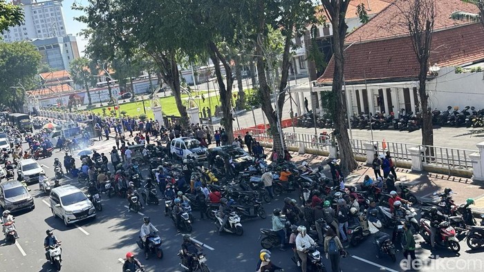 Awas Macet! Ada Demo di Depan Gedung Negara Grahadi Surabaya