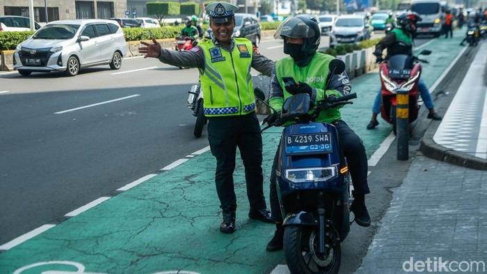 Dishub DKI Cabut Pentil hingga Derek Kendaraan yang Parkir Liar
