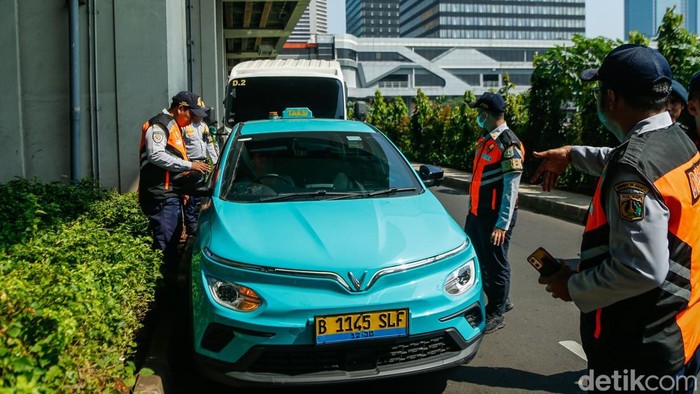 Dishub DKI Cabut Pentil hingga Derek Kendaraan yang Parkir Liar