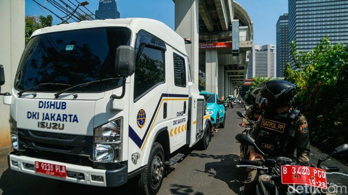 Dishub DKI Cabut Pentil hingga Derek Kendaraan yang Parkir Liar