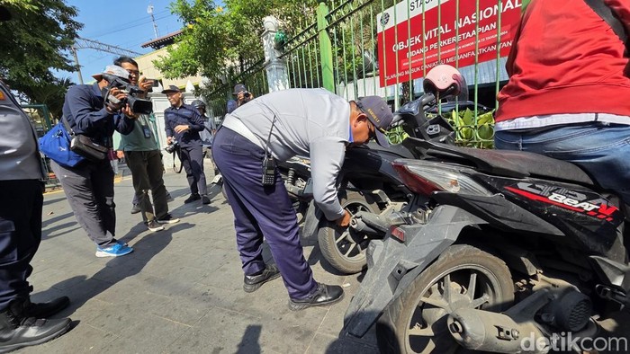 Dishub DKI Sisir Parkir Liar di Jakpus, Mobil Diderek-Motor Dicabut Pentil