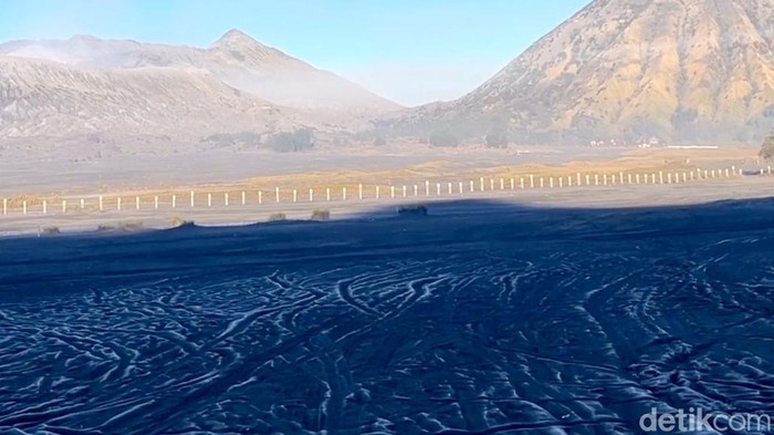 Melihat Embun Upas Perdana 2026 di Bromo, Kristal Es Tutupi Lautan Pasir