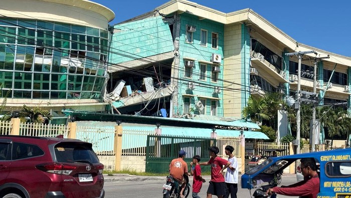 Bangunan Ambruk-Puing Berserakan, Begini Dampak Gempa Dahsyat di Filipina