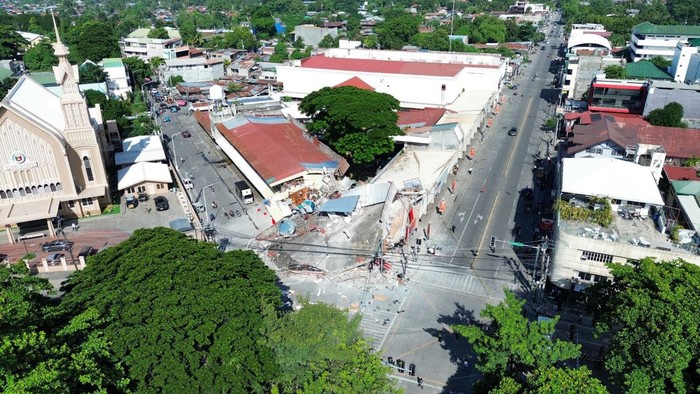 Bangunan Ambruk-Puing Berserakan, Begini Dampak Gempa Dahsyat di Filipina