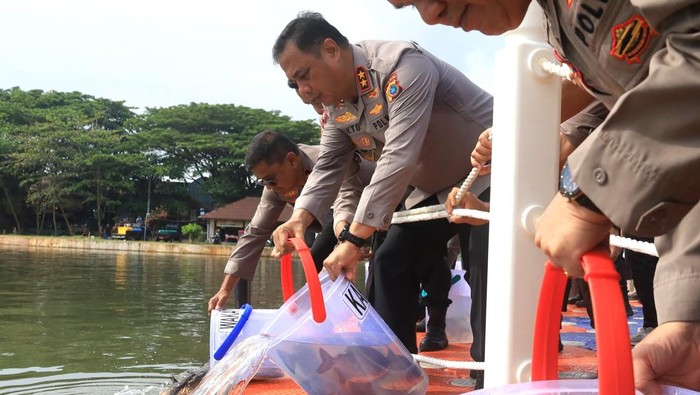Ribuan Ikan Dilepas di Taman Bhaypark Polda Babel Jelang Lomba Mancing