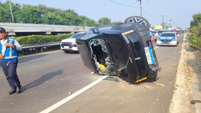 Gagal Nyalip, Jip Listrik Hantam Pembatas Jalan lalu Terguling di Tol ...