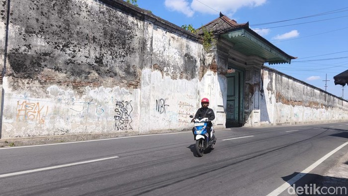 Duh! Benteng Keraton Solo Penuh Coretan Vandalisme