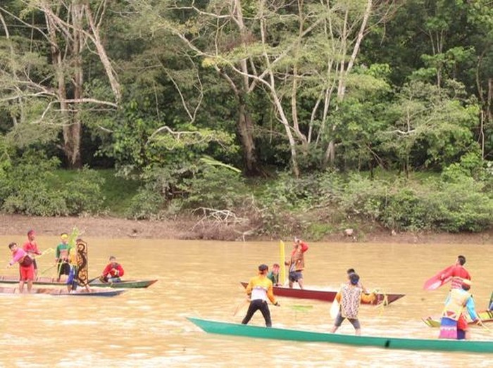 Permainan Perang Seksiang dan Tombak Weheang dalam Tradisi Lom Plai Dayak