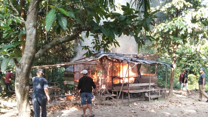 Dua Pondok Diduga Tempat Pesta Sabu di Muratara Dibongkar-Dibakar Warga