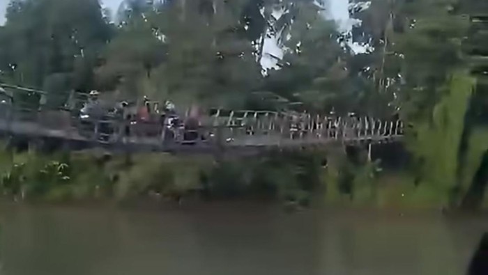 Heboh Jembatan Gantung di Wajo Nyaris Ambruk Saat Warga Nonton Balap Perahu