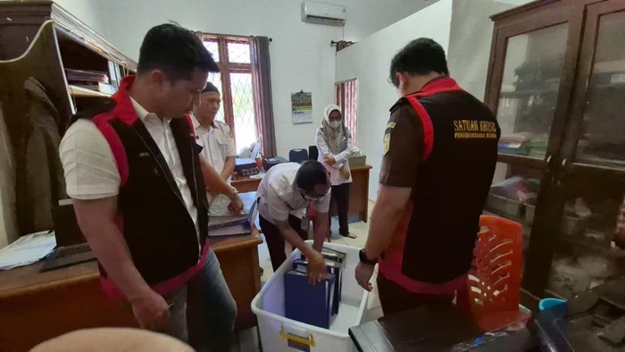 Kejari Geledah KPU OKU Timur, Ratusan Dokumen-Laptop Disita