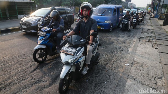 Rusak Tak Kunjung Diperbaiki, Jalan Dewi Sartika Bikin Pengendara Sengsara