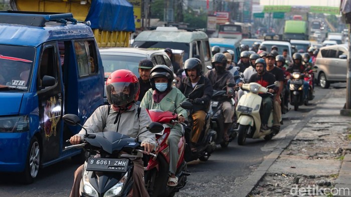 Rusak Tak Kunjung Diperbaiki, Jalan Dewi Sartika Bikin Pengendara Sengsara