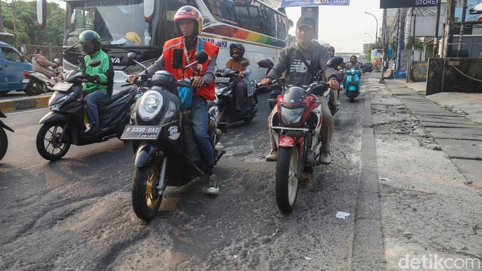 Rusak Tak Kunjung Diperbaiki, Jalan Dewi Sartika Bikin Pengendara Sengsara
