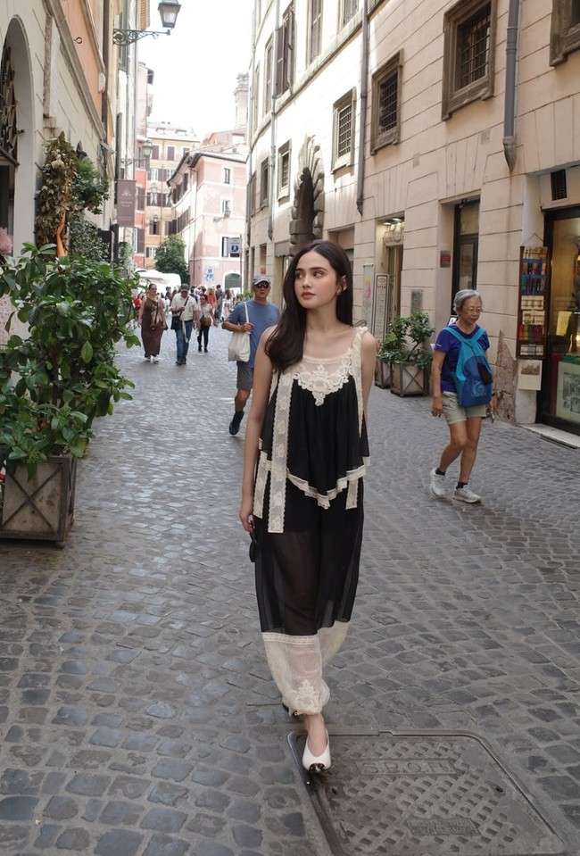 Gaya Effortlessly Chic Syifa Hadju di Italia, Makin Memukau Usai Jadi Istri
