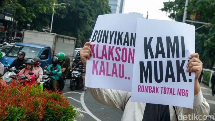 Massa Demo 'Segel' Kantor BGN