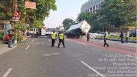 Mobil Box Muatan Biji Plastik Terguling di Daan Mogot Jakbar, Lalin Macet
