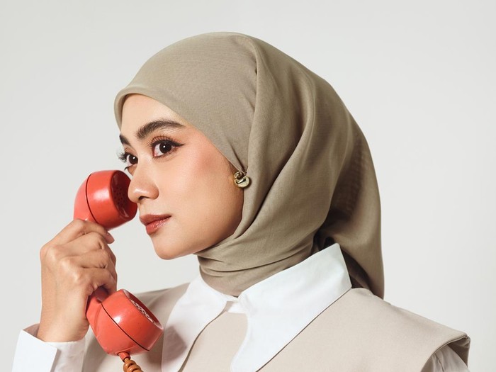 Ayudia Bing Slamet Kolaborasi dengan Brand naPocut Rilis 40 Warna Hijab