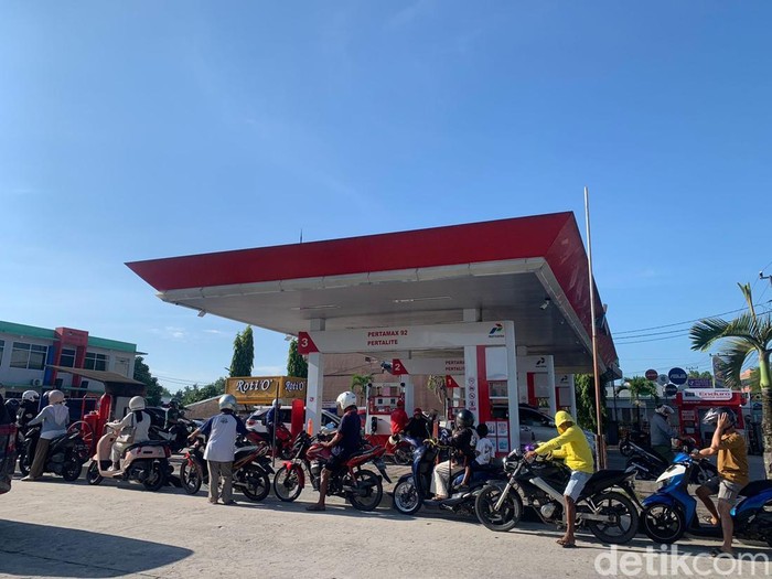 Harga Pertamax Naik, Ojol di Pangkalan Bun Menjerit-Antrean Pertalite ...