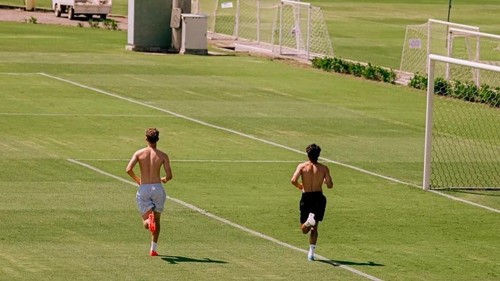 Tak Cuma Liburan, Bek Madrid Dean Huijsen Latihan di Lapangan Bali United