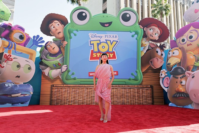 Gaya Playul Greta Lee di Premiere Toy Story 5 dengan Gaun Dior Couture