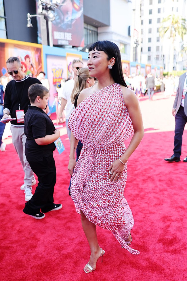 Gaya Playul Greta Lee di Premiere Toy Story 5 dengan Gaun Dior Couture
