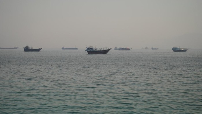 Jalur Minyak Dunia Jadi Sorotan, Deretan Kapal Padati Selat Hormuz