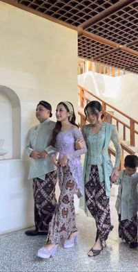 8 Foto Siraman Jennifer Coppen-Hubner, Kompak Kenakan Kebaya & Beskap Lilac