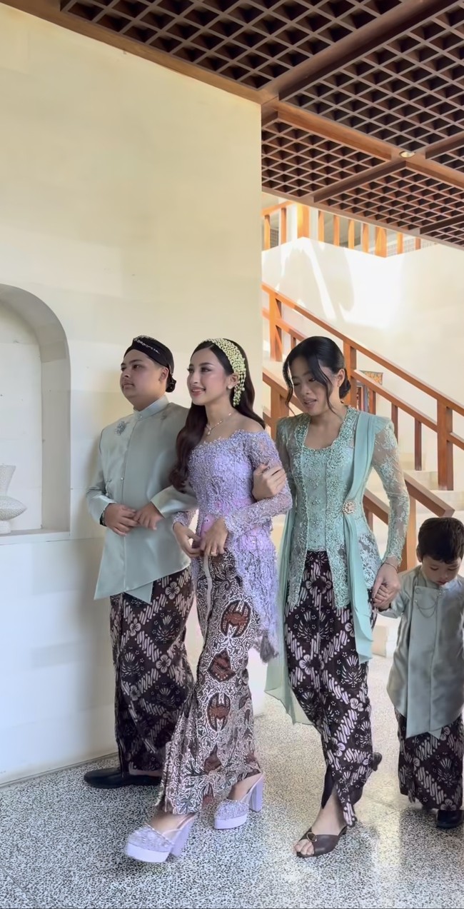 8 Foto Siraman Jennifer Coppen-Hubner, Kompak Kenakan Kebaya & Beskap Lilac