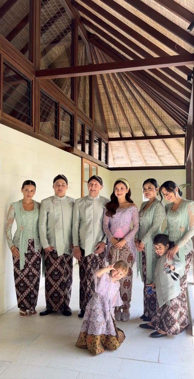 8 Foto Siraman Jennifer Coppen-Hubner, Kompak Kenakan Kebaya & Beskap Lilac