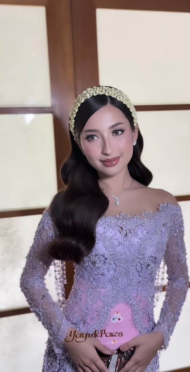 8 Foto Siraman Jennifer Coppen-Hubner, Kompak Kenakan Kebaya & Beskap Lilac