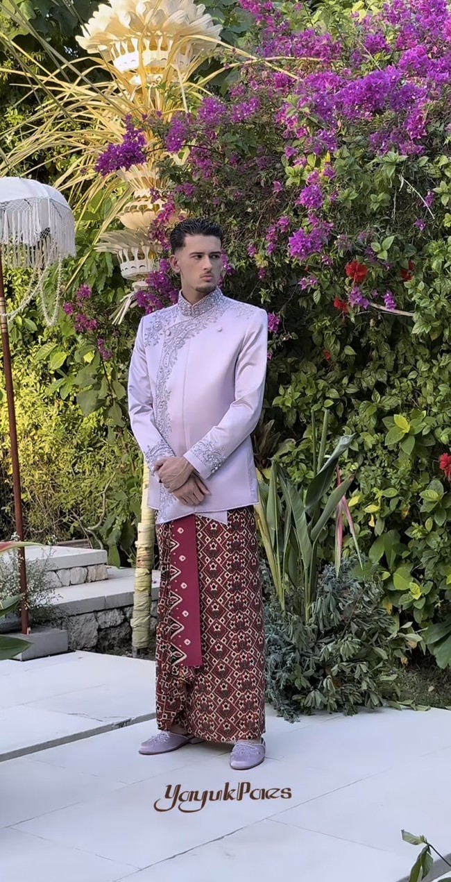 8 Foto Siraman Jennifer Coppen-Hubner, Kompak Kenakan Kebaya & Beskap Lilac