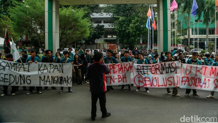 Mahasiswa UNJ Gelar Unjuk Rasa di Rawamangun