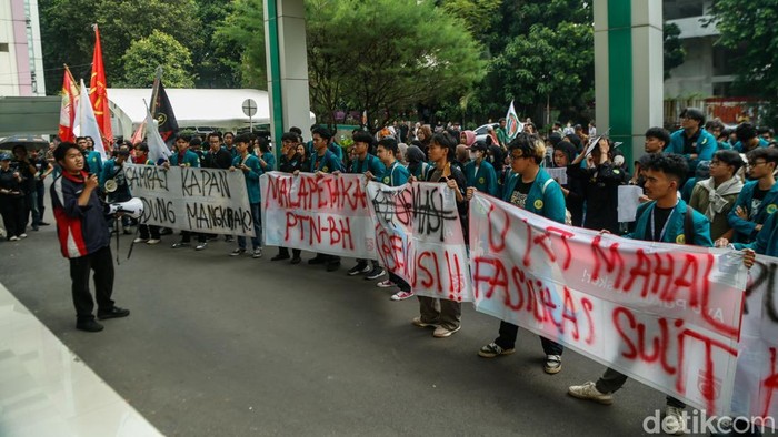 Mahasiswa UNJ Gelar Unjuk Rasa di Rawamangun