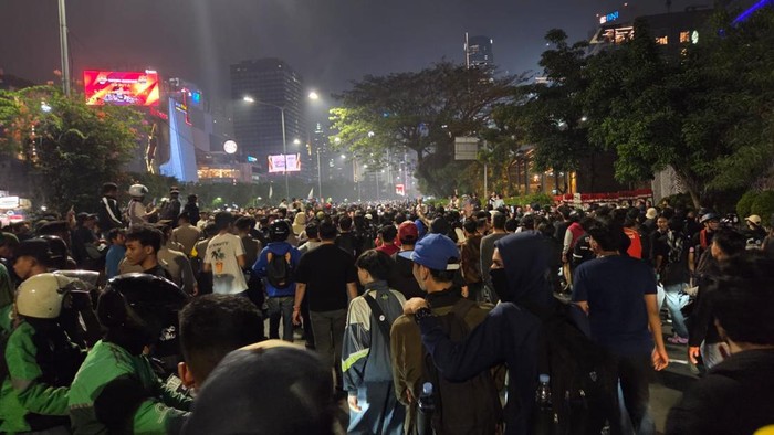 Mahasiswa Bubarkan Diri, Masih Ada Massa Bertahan di Tosari Dekat ...