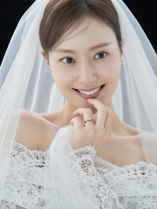 Bukan Scene Drakor, Moon Chae Won Pamer Foto Prewedding Jelang Menikah