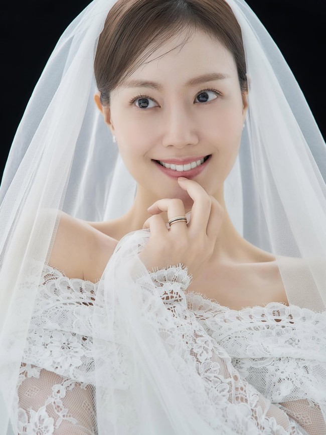 Bukan Scene Drakor, Moon Chae Won Pamer Foto Prewedding Jelang Menikah