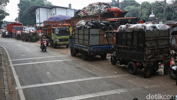 Pembatasan Kuota Pengangkutan, Gerobak Sampah Menumpuk di TPS Rawajati