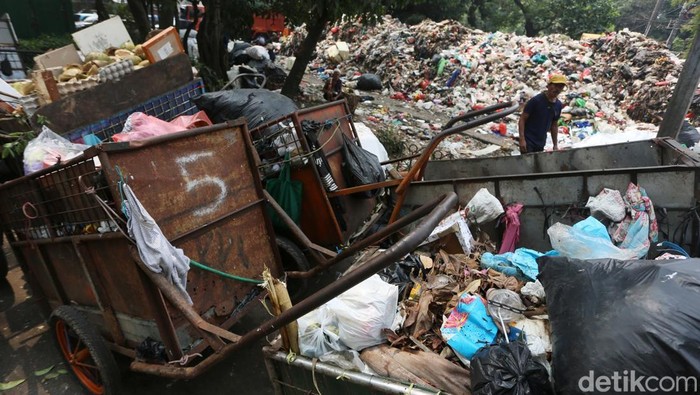 Pembatasan Kuota Pengangkutan, Gerobak Sampah Menumpuk di TPS Rawajati