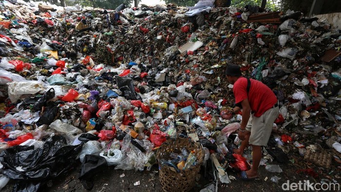 Pembatasan Kuota Pengangkutan, Gerobak Sampah Menumpuk di TPS Rawajati