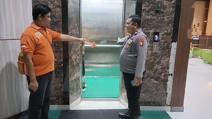 Polisi Olah TKP Lift Masjid Palangka Raya Lokasi Remaja Jatuh dari ...