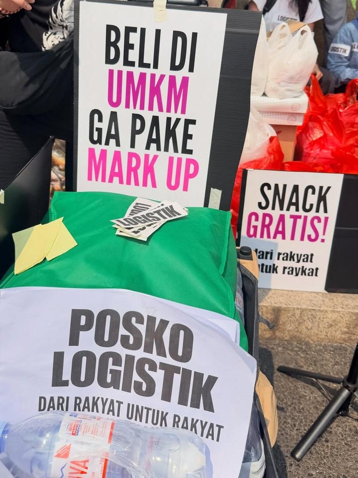 Zaskia Mecca Long March Bareng Mahasiswa, Bagikan Snack Gratis di ...