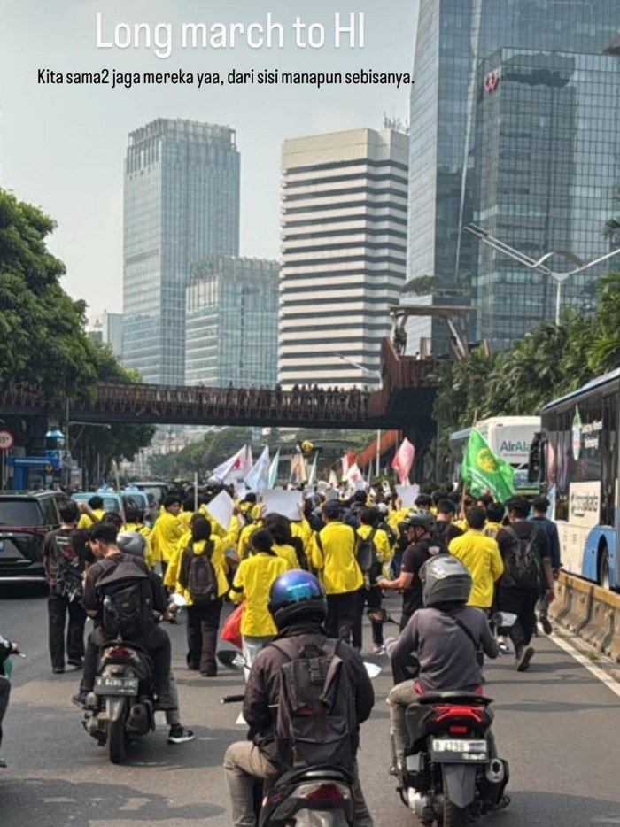 Zaskia Mecca Long March Bareng Mahasiswa, Bagikan Snack Gratis di ...