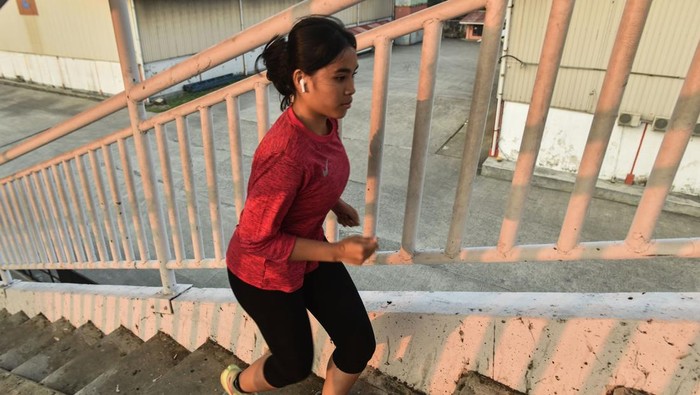 Minim Sarana, Atlet Manfaatkan JPO untuk Berlatih