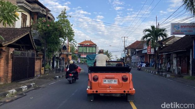 17 VW Safari Bawa Bule Prancis Mejeng Cantik di Taman Kertha Gosa Klungkung