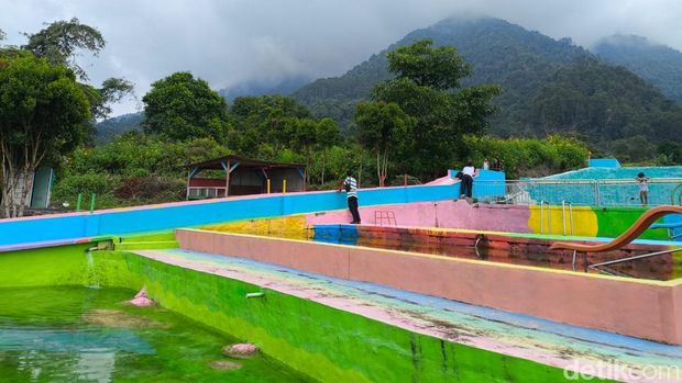 Wisata Bumi Pelangi Kuningan, Segarnya Air Mata Air Ciremai