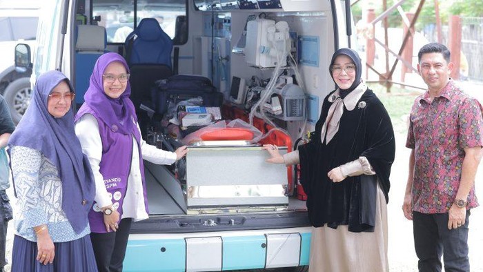 Walkot Illiza Peusijuek Ambulans Puskesmas Keliling Modern di Posyandu ...