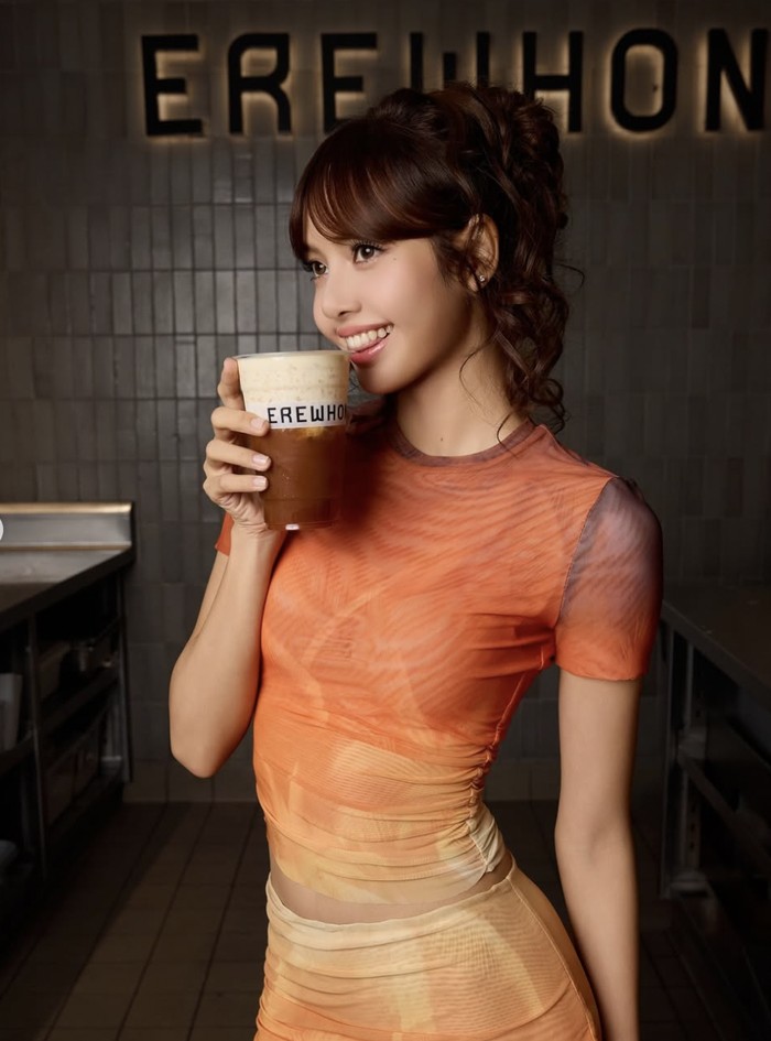 10 Momen Kulineran Lisa BLACKPINK, Pamer Hot Dog hingga Thai Tea Boba